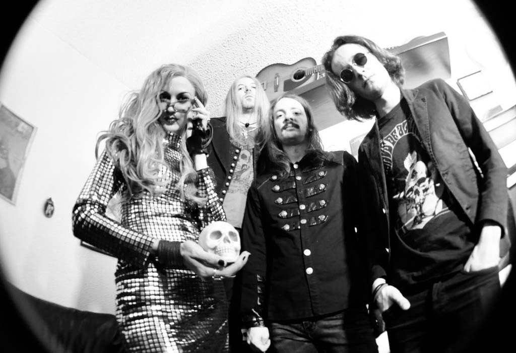 Giöbia unveil a cover of Pink Floyd’s »Julia Dream« taken from the ...