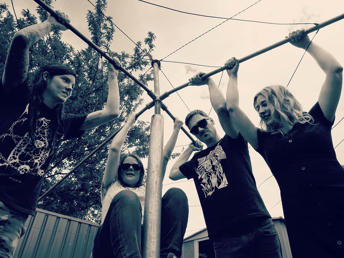 Australian alternative/grunge/punk band Snub premiere their debut album ...