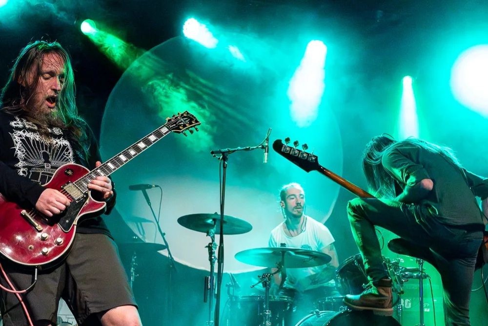 Dutch instrumental stoner rock trio Larrikino presents their debut EP ...