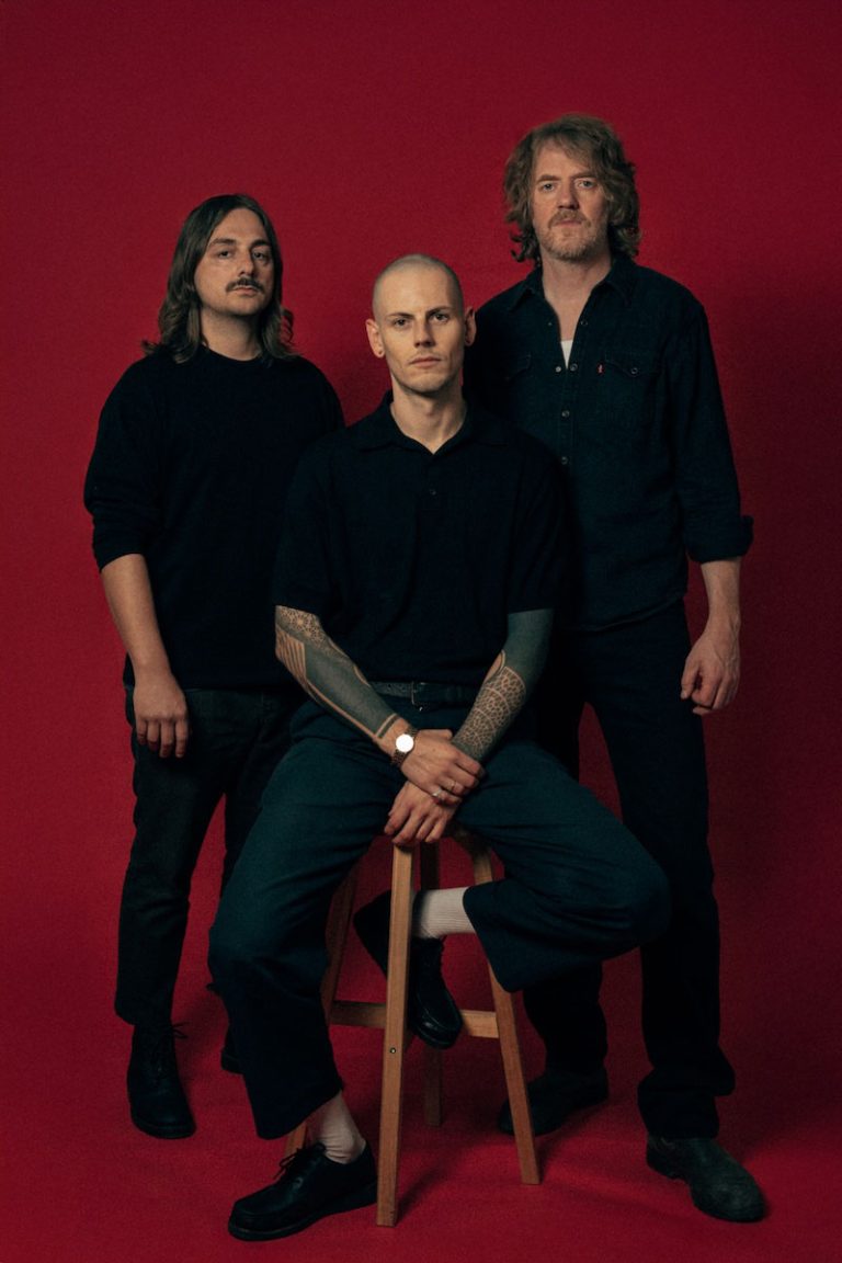 Berlin experimental trio Zahn dive into hypnotic depths with new single ...