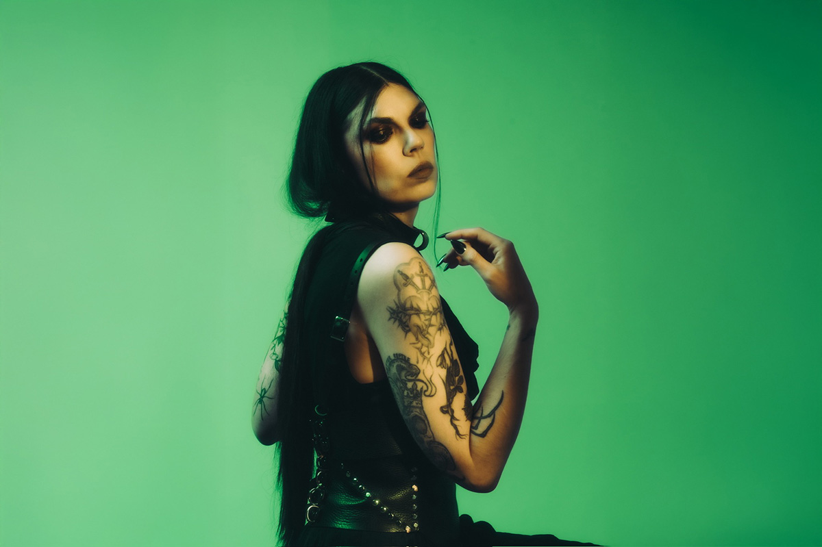 A.A. Williams announces new album »Solstice« and releases new single ...